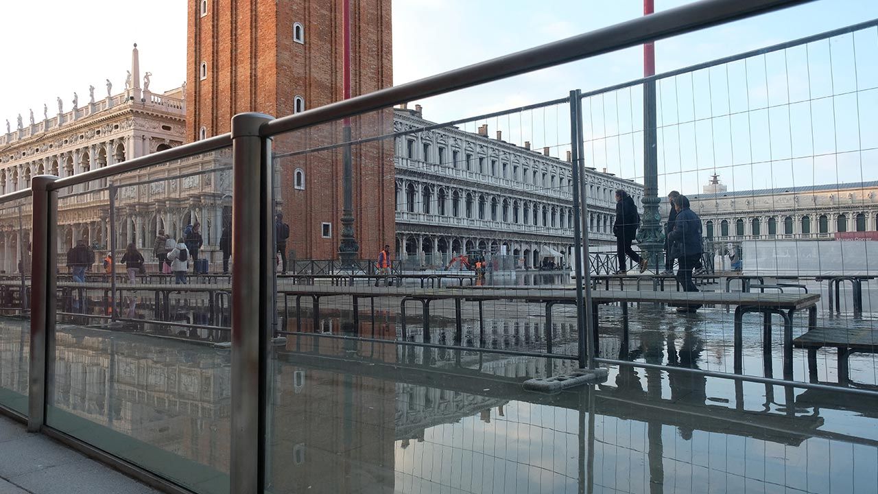 Pogoda, deszcz, Włochy. W Wenecji uruchomiono system Mose. Czy obronił ...