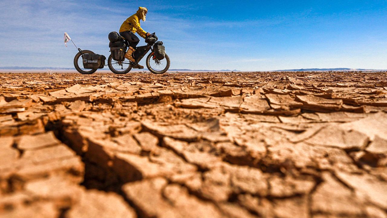 Mateusz Waligóra przejechał zimą pustynię Gobi na rowerze | TVP INFO