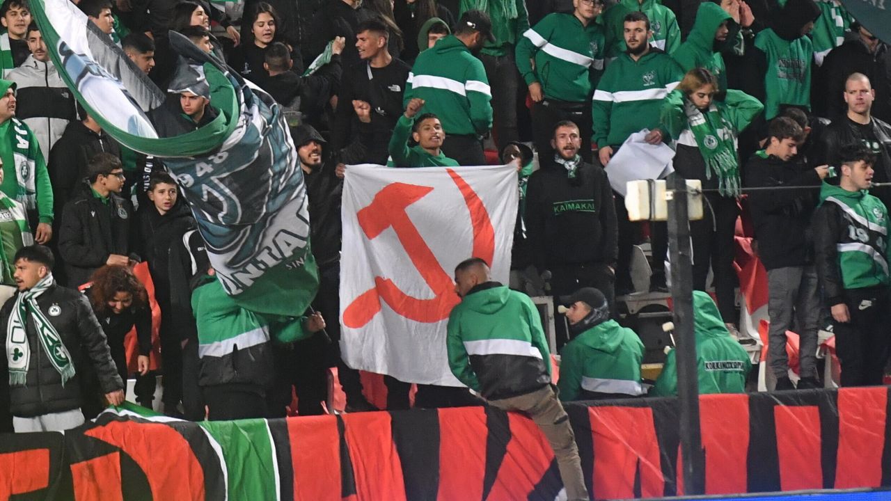 Skandal na meczu Legia Omonia Nikozja. Na trybunach sierp i młot oraz ...