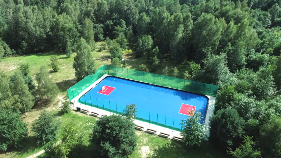 Boisko do unihokeja w parku, w którym nie ma prądu