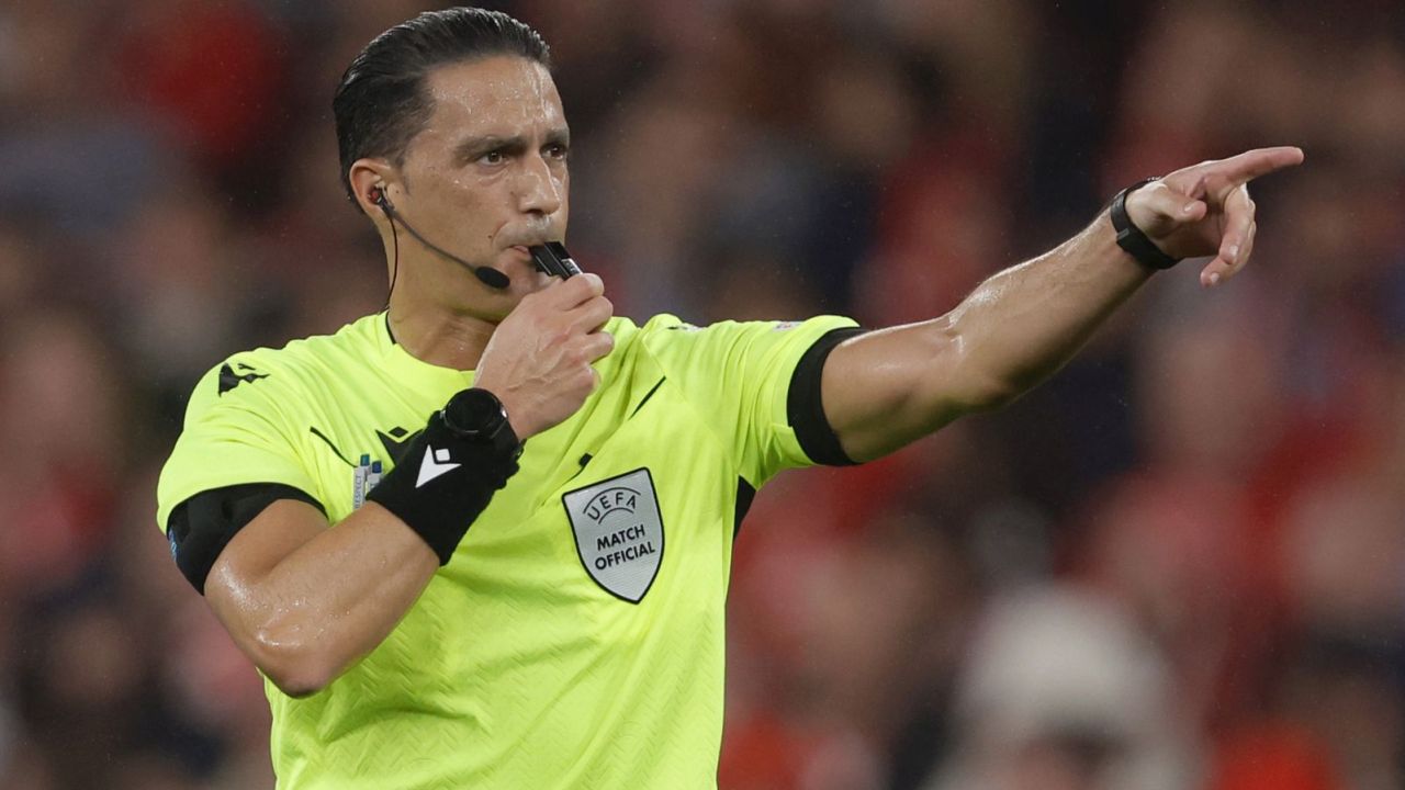 Gra Polska, jest Kapustka, sędziuje Gozubuyuk. Do trzech razy sztuka ...