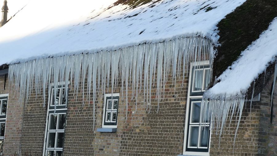 Lśniące zagrożenie. Uwaga na zwisające z dachów sople