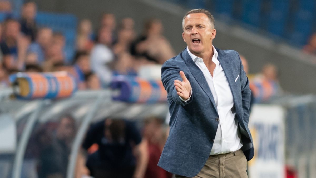 Trudny początek Johna van den Broma w Lechu Poznań. Mecz z Dudelange ...