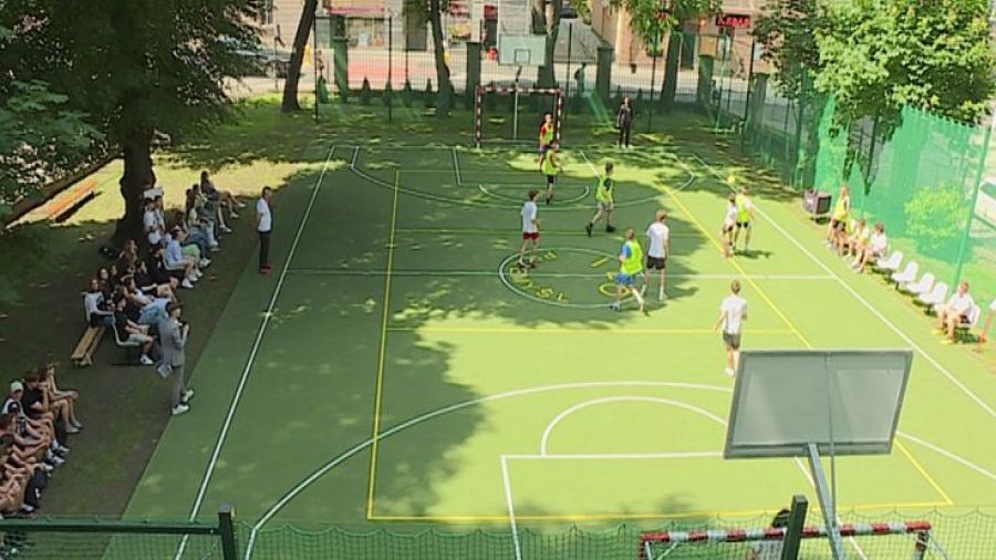 Przy I LO w Przemyślu powstało wielofunkcyjne boisko