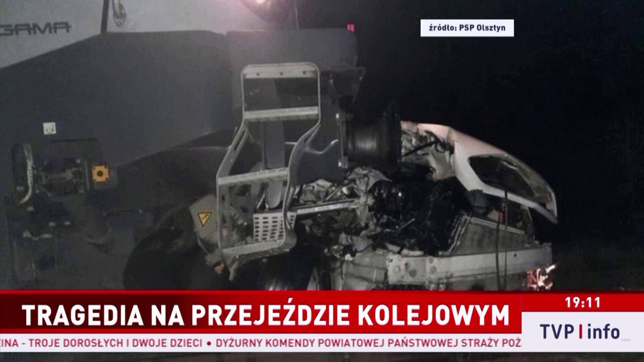 Tragedia na przejeździe kolejowym. Nie żyje pięć osób | TVP INFO