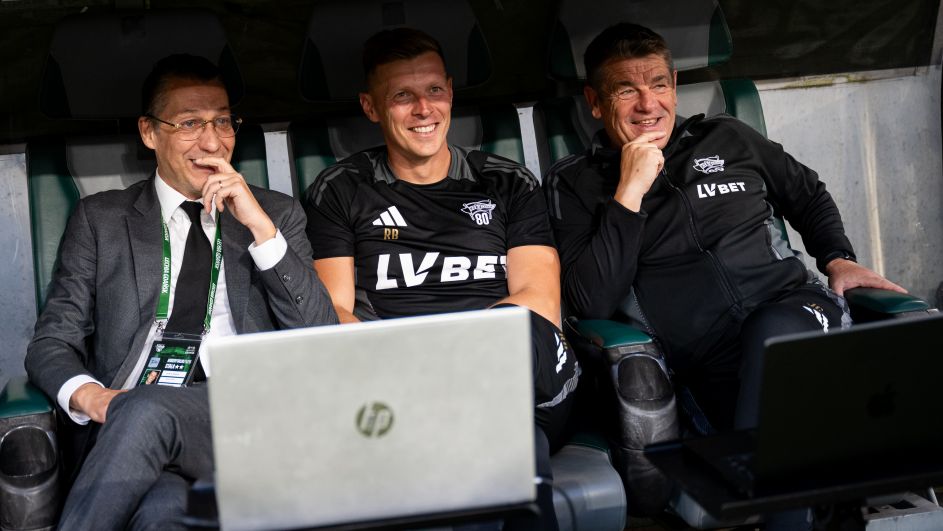 John Carver: kiedy pokazują mecz Lechii Gdańsk, nikt nie ma prawa się ...