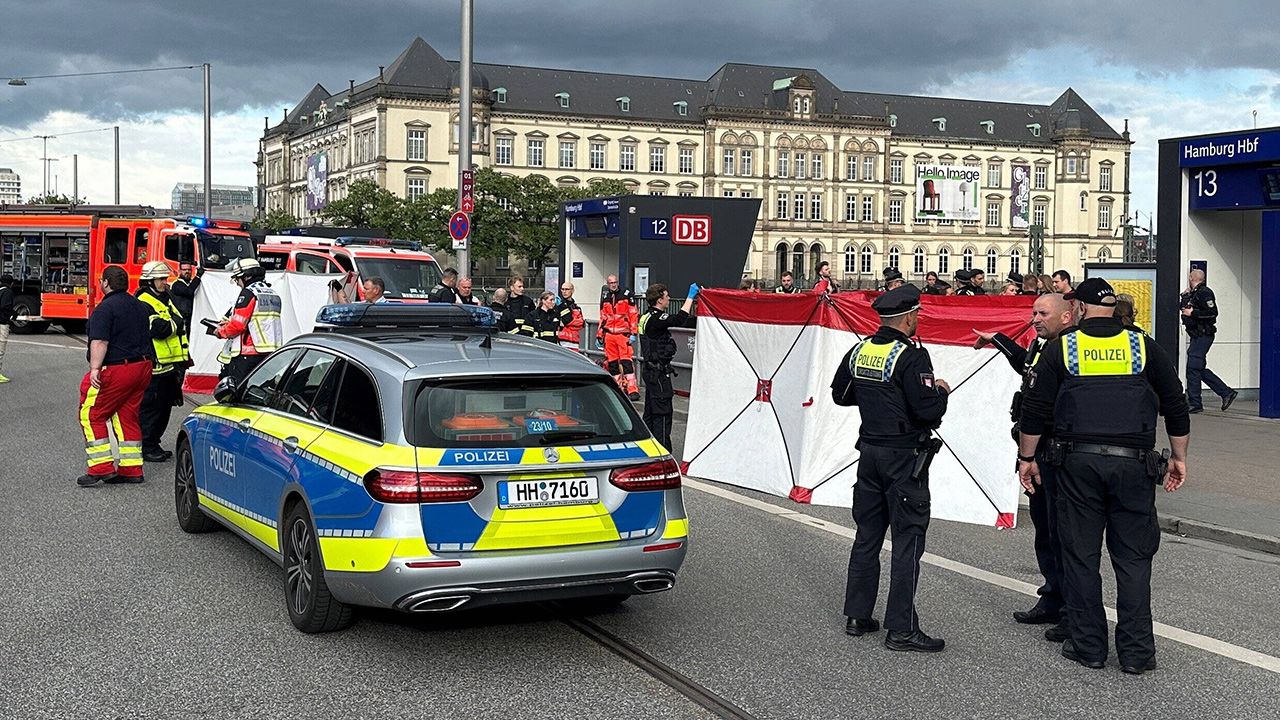 Hamburg. Atak nożowniczki na dworcu kolejowym. Cztery z 17 rannych osób doznało bardzo poważnych ...