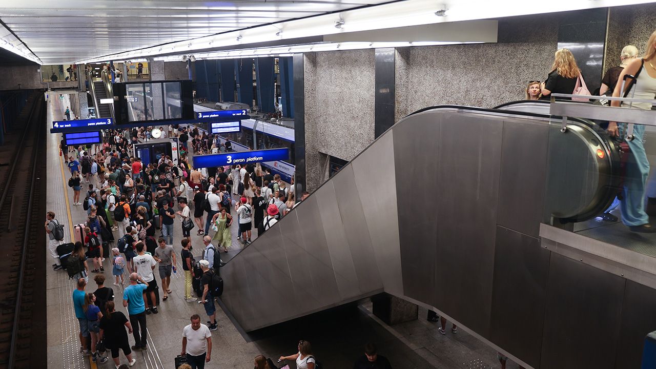 Warszawa: Opóźnienia pociągów PKP i SKM na Dworcu Centralnym. Awaria urządzeń. Jakie są ...