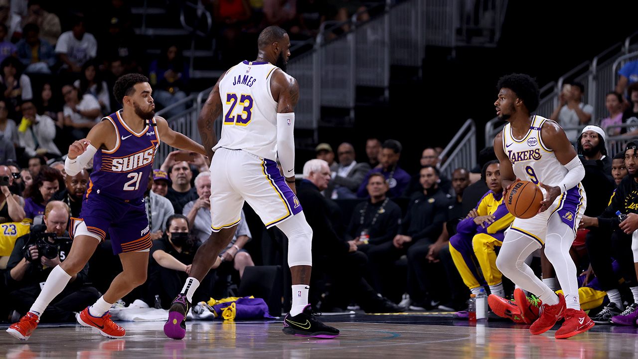 NBA. LeBron James pierwszy raz wystąpił na boisku z synem | TVP INFO