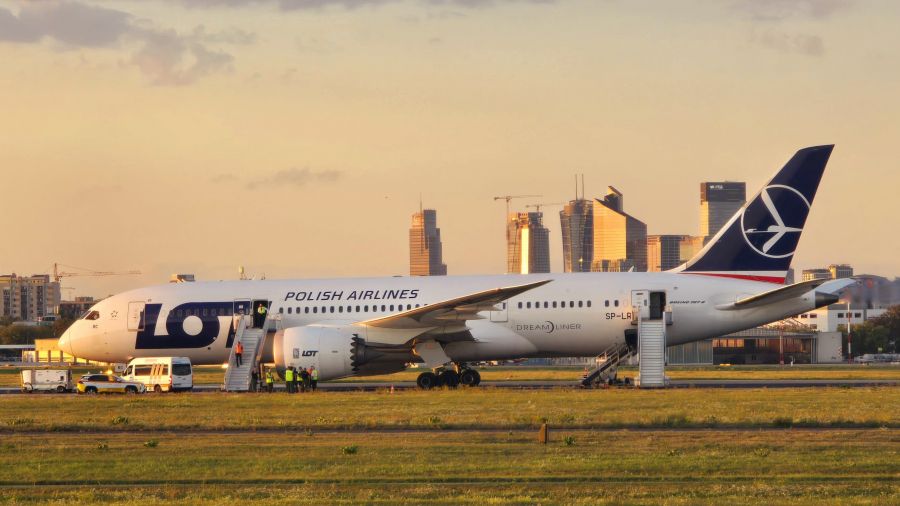 Fałszywy alarm bombowy. Awaryjne lądowanie na lotnisku Chopina