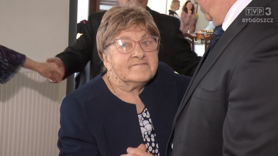 Pani Genowefa tańczy, karmi psy, chodzi po chleb. Ma 105 lat!