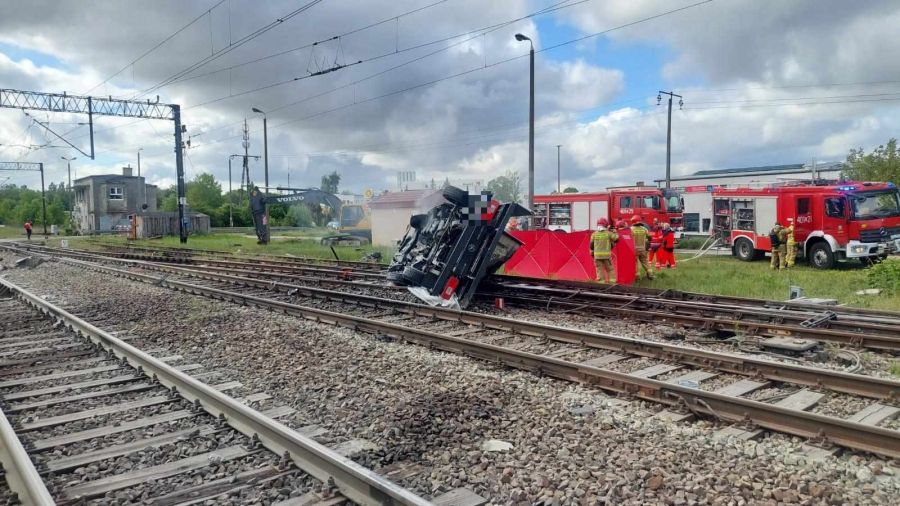 Wizja lokalna na przejeździe kolejowym w Aleksandrowie Kujawskim po tragicznym wypadku. Komisja ...