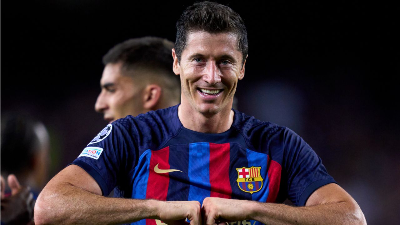 La Liga. Robert Lewandowski zaprezentuje kibicom wyjątkową nagrodę. FC ...