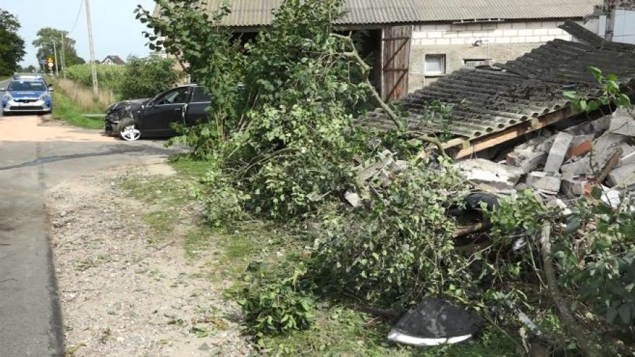 Auto uderzyło w budynek, który się zawalił. Kierowca jest w szpitalu Auto uderzyło w budynek, który się zawalił. Kierowca jest w szpitalu
