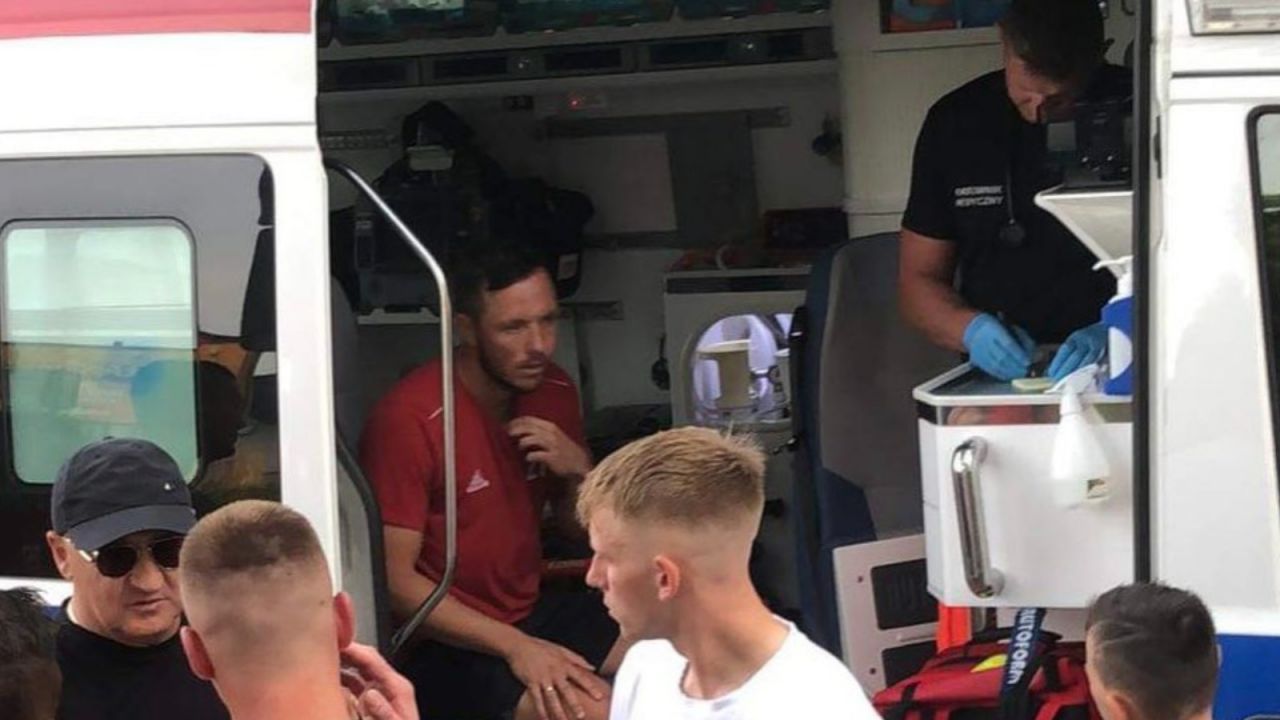 Skandal w polskiej lidze. Kibic pobił piłkarza w meczu LKS-u Jawiszowice z Orłem Ryczów | TVP SPORT