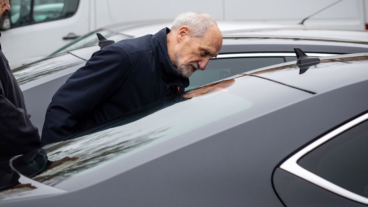 Antoni Macierewicz ukarany trzema mandatami. Kierowca otrzymał punkty karne | TVP INFO