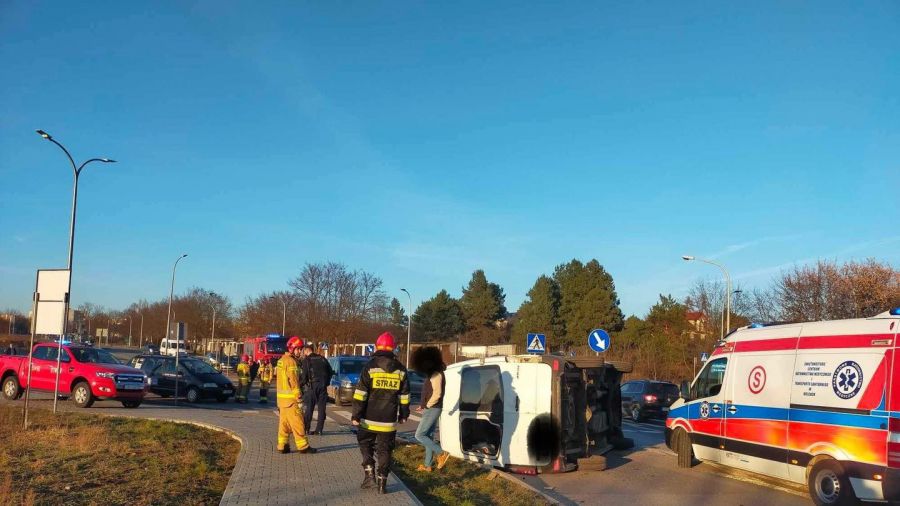 Poważny wypadek w Ostrowcu Świętokrzyskim. Dwie osoby ranne [GALERIA ZDJĘĆ]