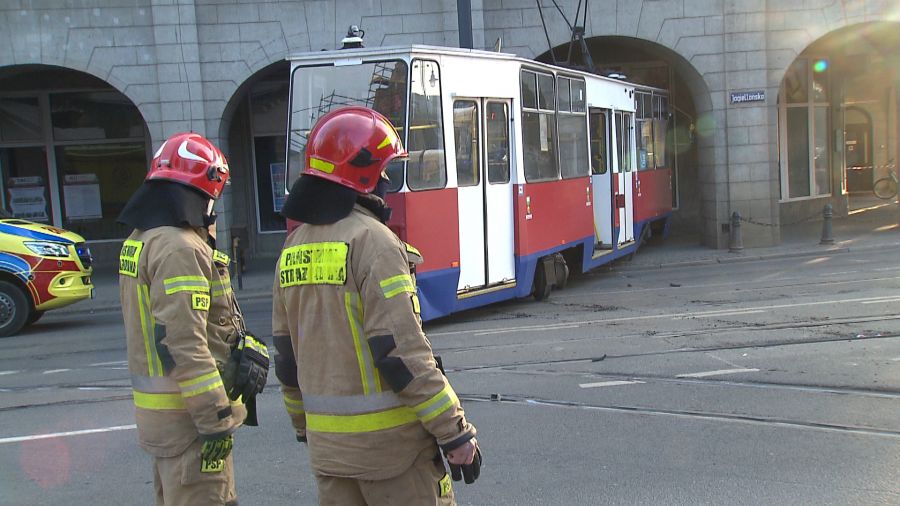 W Bydgoszczy tramwaj wypadł z szyn i wjechał w budynek „Savoya” [aktualizacja, zdjęcia]