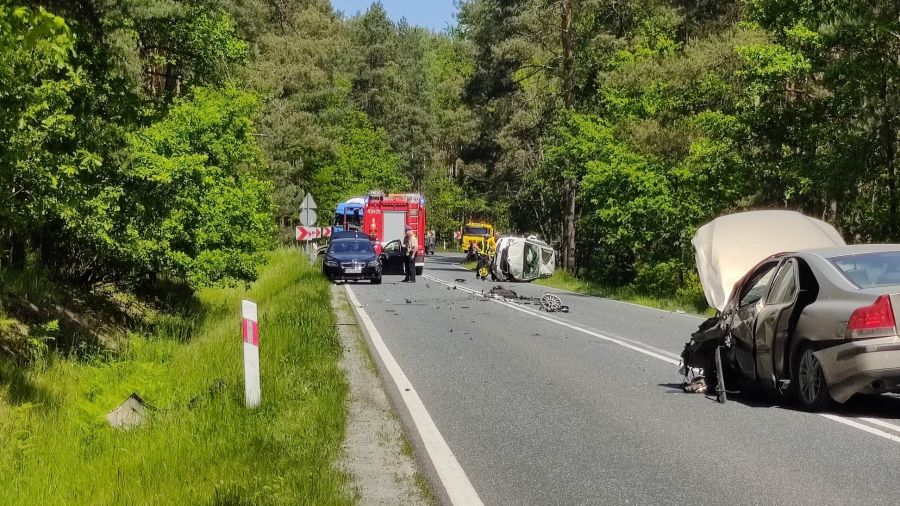 Wypadek na trasie Opole-Kluczbork. 5 osób zostało poszkodowanych. Droga jest nieprzejezdna