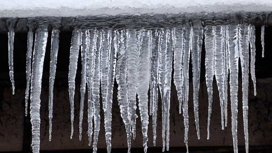 Uwaga niebezpieczeństwo. Sople i zalegający na dachach śnieg
