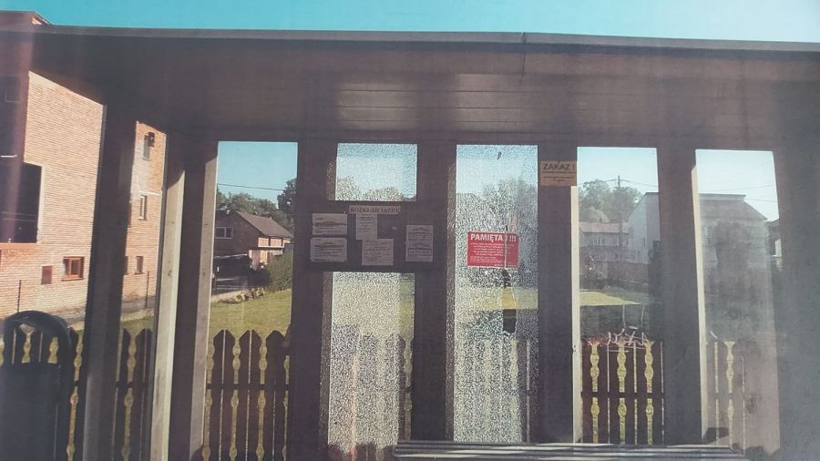 Z nudów strzelali z wiatrówki do przystanków Z nudów strzelali z wiatrówki do przystanków