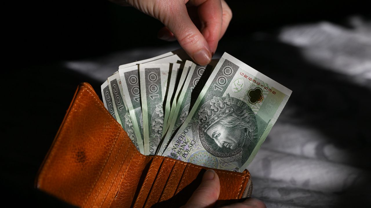 Najniższa krajowa 2026 i wzrost – ile wyniesie pensja minimalna i stawka godzinowa? | TVP INFO