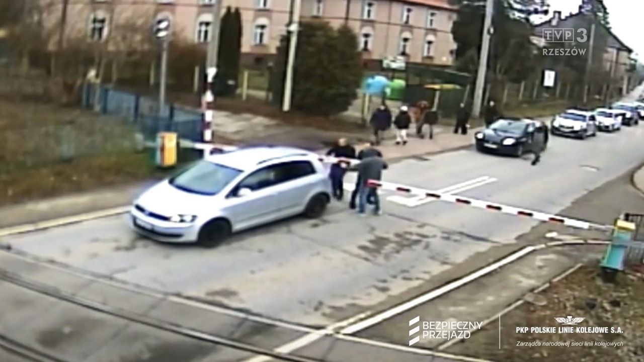 Sanok. O krok od tragedii. Wjechałaby prosto pod pociąg – wideo | TVP INFO