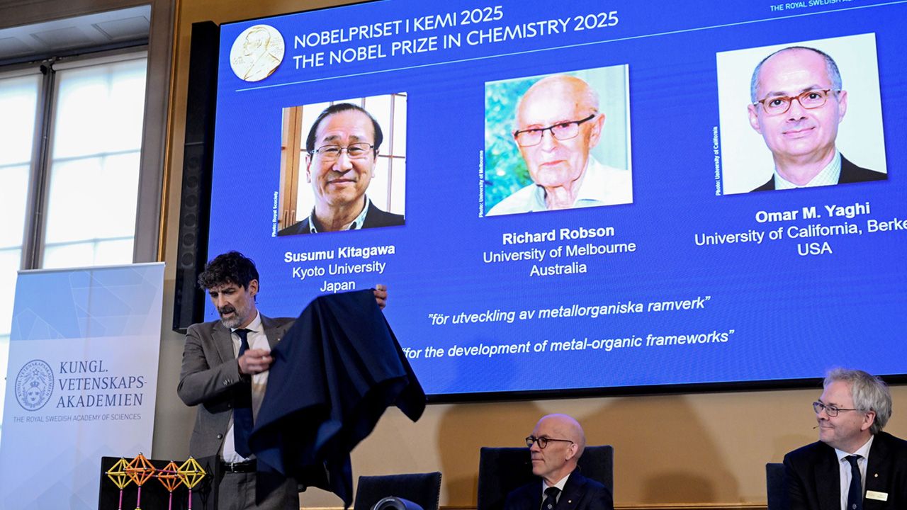 Nobel 2025 z Chemii. Uhonorowani to Susumu Kitagawa, Richard Robson i ...