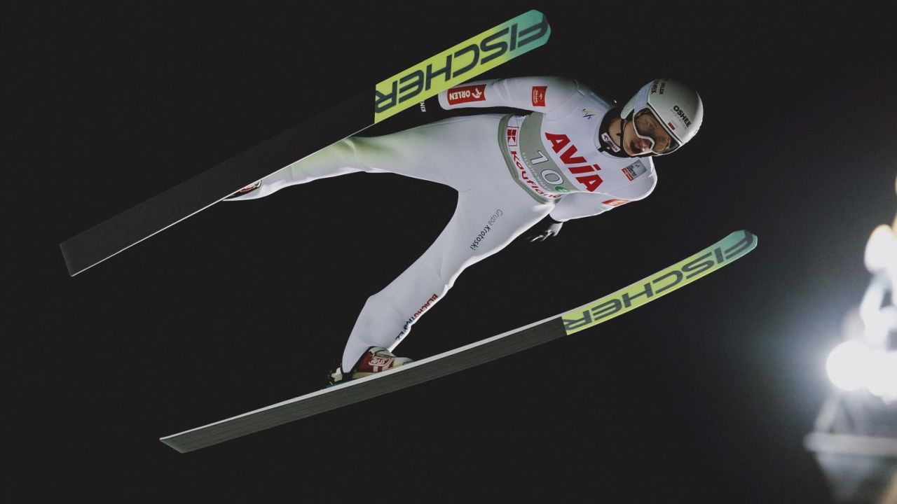 Kacper Tomasiak z mocnym debiutem w Pucharze Świata w skokach | TVP SPORT